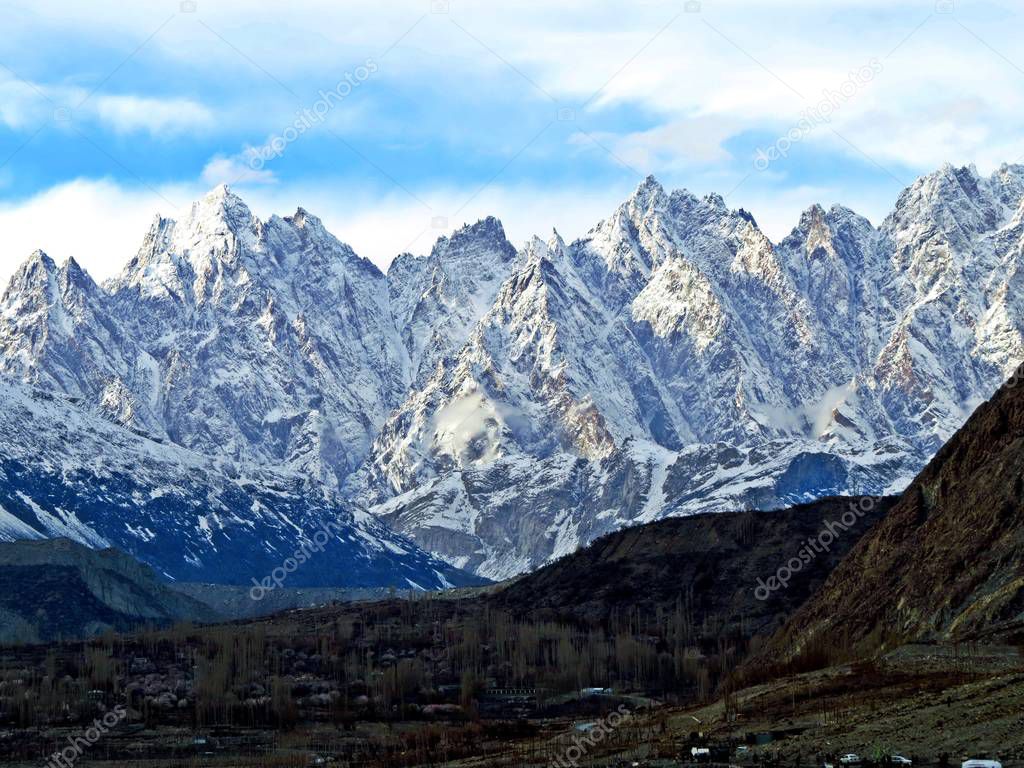 Los Conos de Passu, también conocidos como Cathedral Ridge, son vistos ...