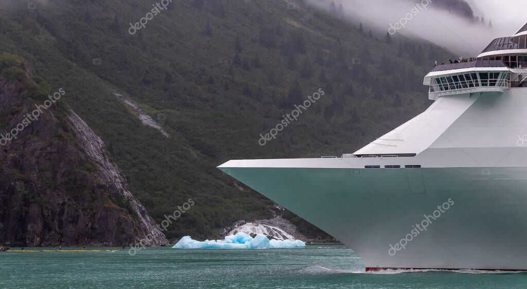 Crucero navegando en Alaska entre icebergs. Arco de barco con montañas ...