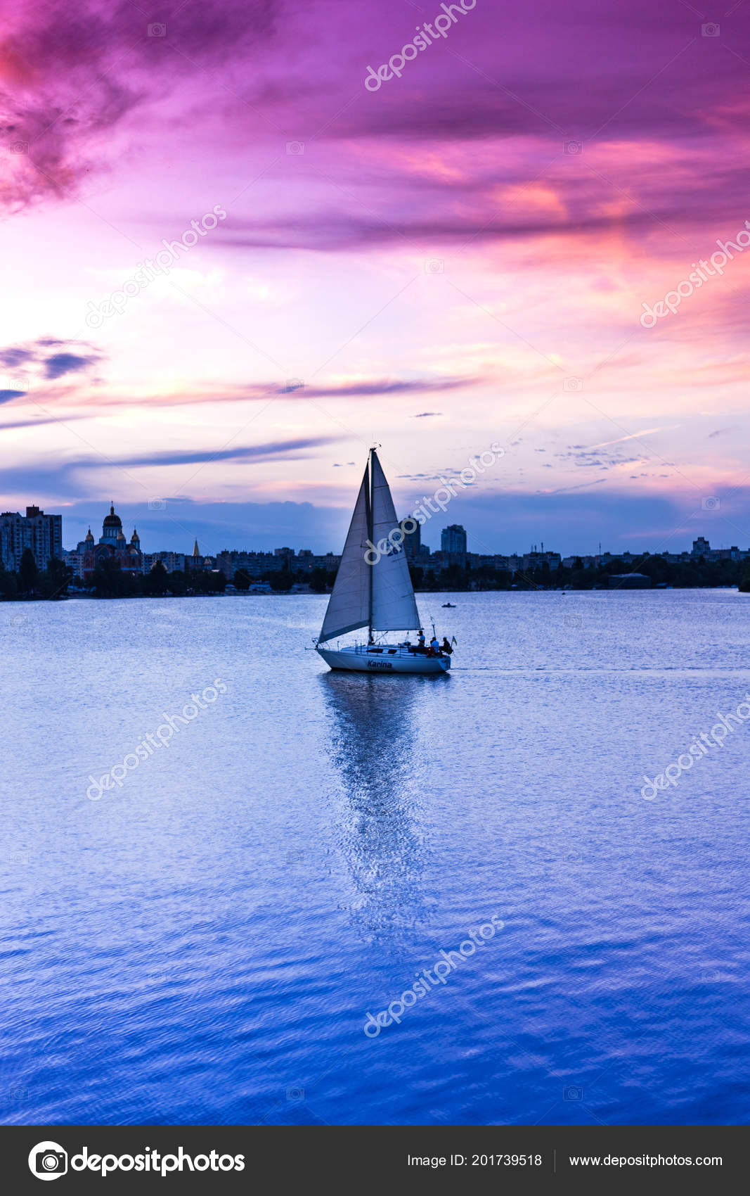 Yacht Sailing River City Skyline Purple Background — Stock Photo ...
