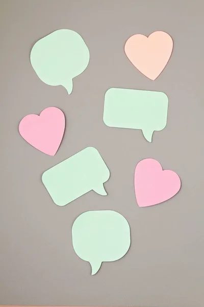 Burla con notas adhesivas en forma de burbujas de voz y corazones con ...
