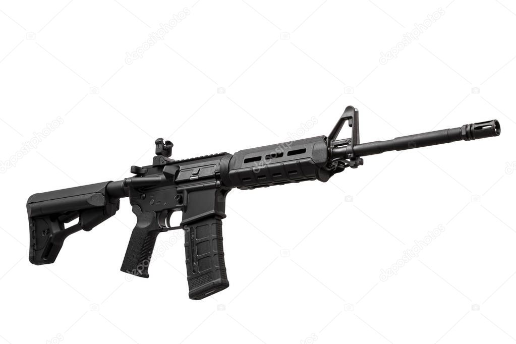 Fusil automático moderno aislado sobre fondo blanco 2024