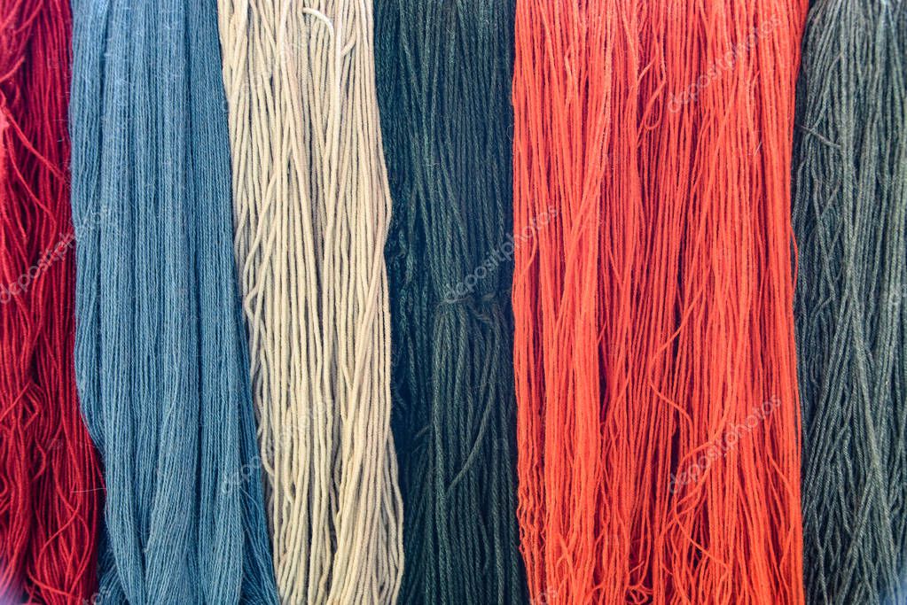 Lana de alpaca teñida naturalmente para el tejido textil tradicional ...