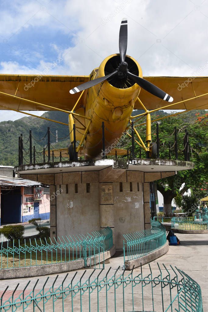 San Ramón, Junín, Perú - Un viejo biplano se erige como monumento en ...