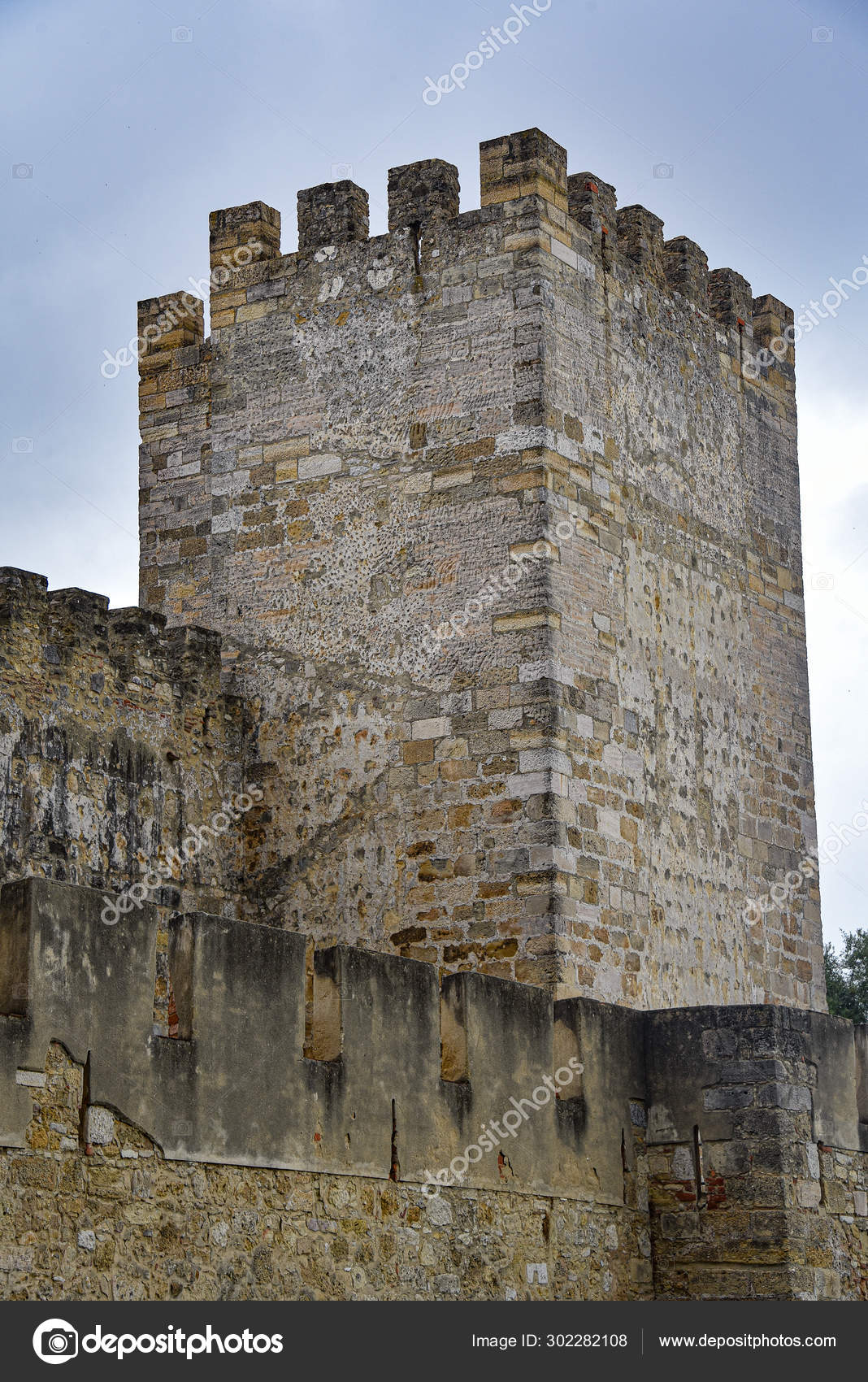 Lisboa, Portugal - Parede externa e torres do Castelo de Lisboa ...