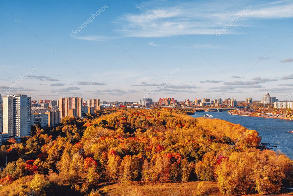 Parque "Tushino del Norte". Vista del parque de otoño desde arriba ...