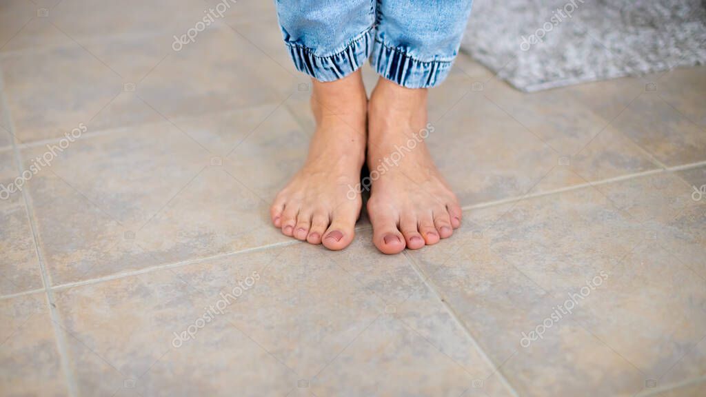 Concepto de piso cálido. Primer plano de los pies femeninos pisando por ...