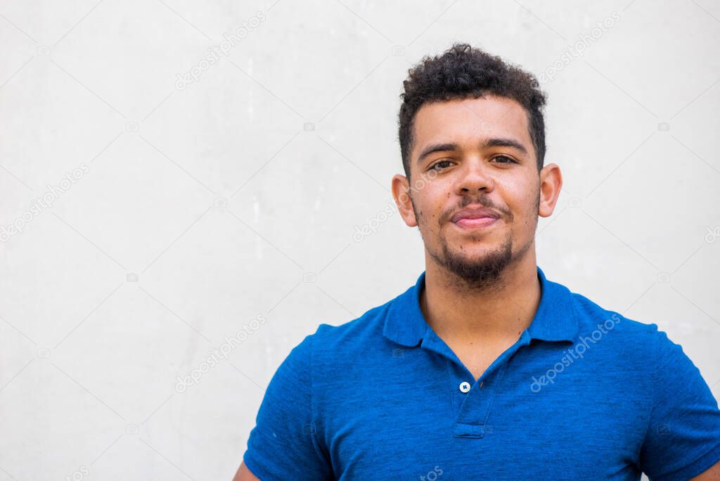 Retrato frontal horizontal de un joven mestizo con barba sobre fondo ...