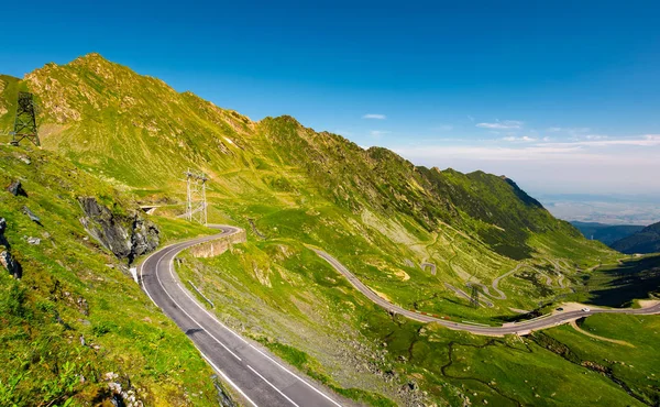 Transfagarasan carretera serpentina en el valle. hermoso paisaje de ...