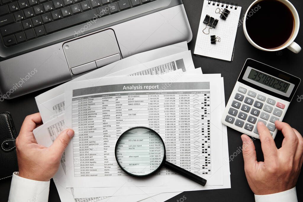 Vista superior de las manos del hombre de negocios trabajando con ...