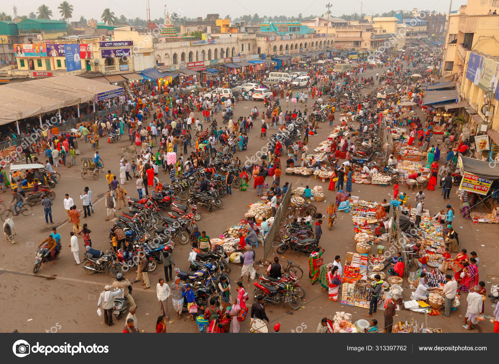 Large Indian market overview — Stock Editorial Photo © smithore #313397762