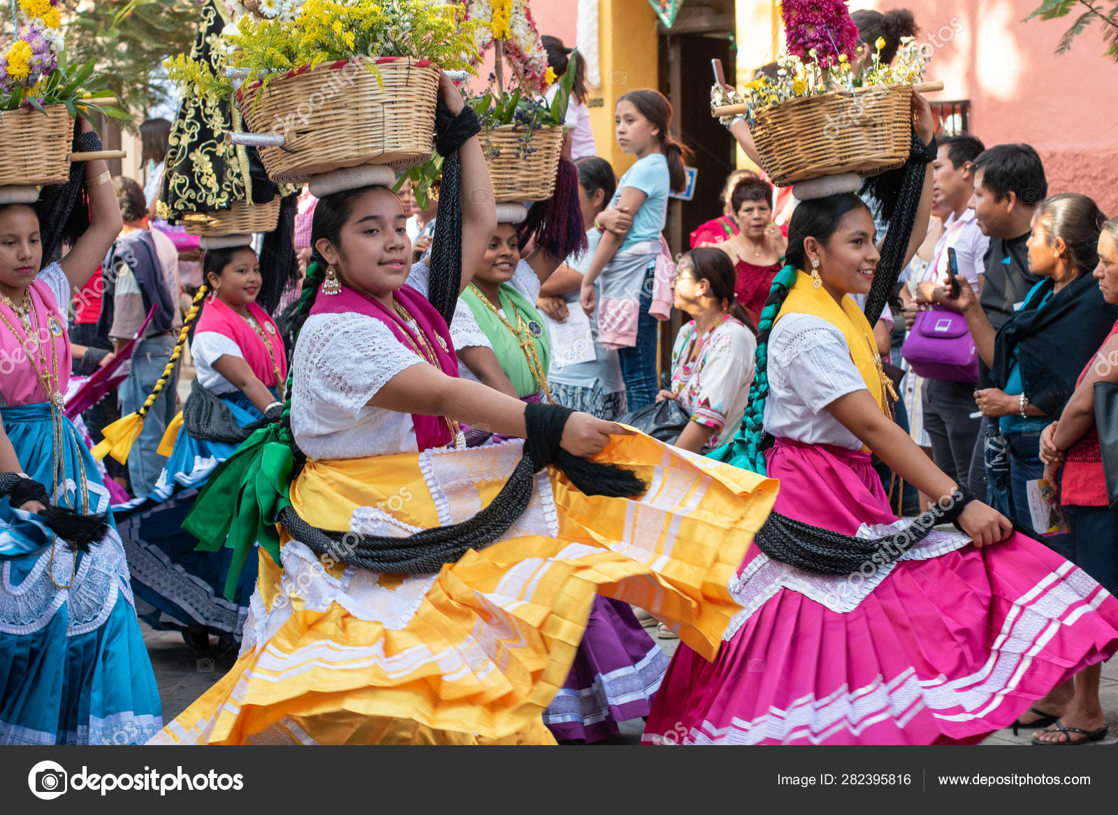 Oaxaca Oaxaca Mexico Julio 2019 Mujeres Jóvenes Vestidas Con Ropa — Foto editorial de stock ...
