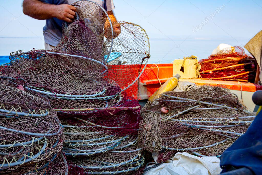 Pescador está sacando pescado de la red y prepararse para su próxima ...