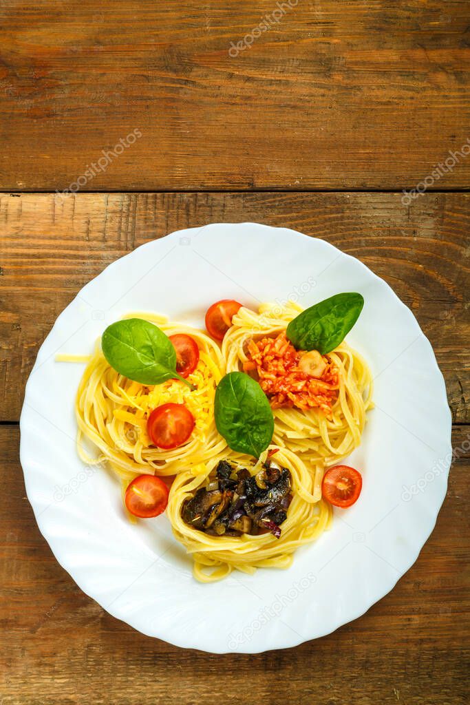 Un plato de nidos de pasta rellenos de pasta variada, queso con cereza ...