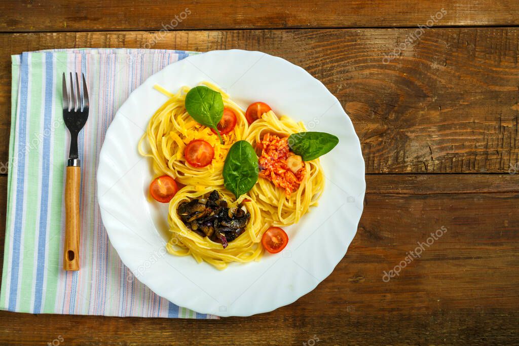 Placa en un nido de servilletas de pasta rellena con pasta variada ...