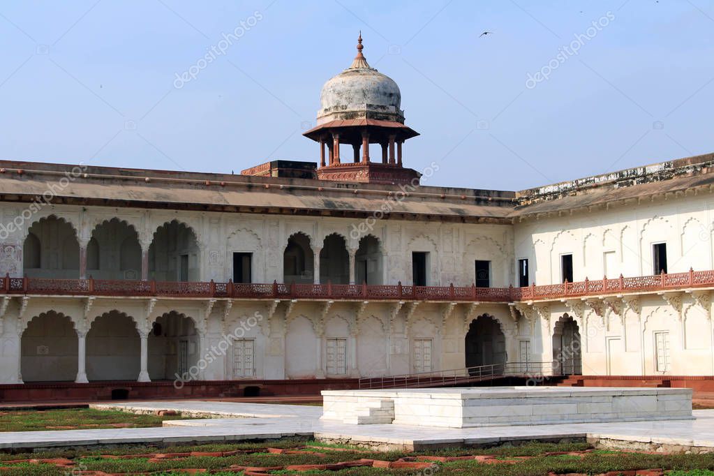 la arquitectura de patios y jardines dentro del complejo de Agra Fort ...