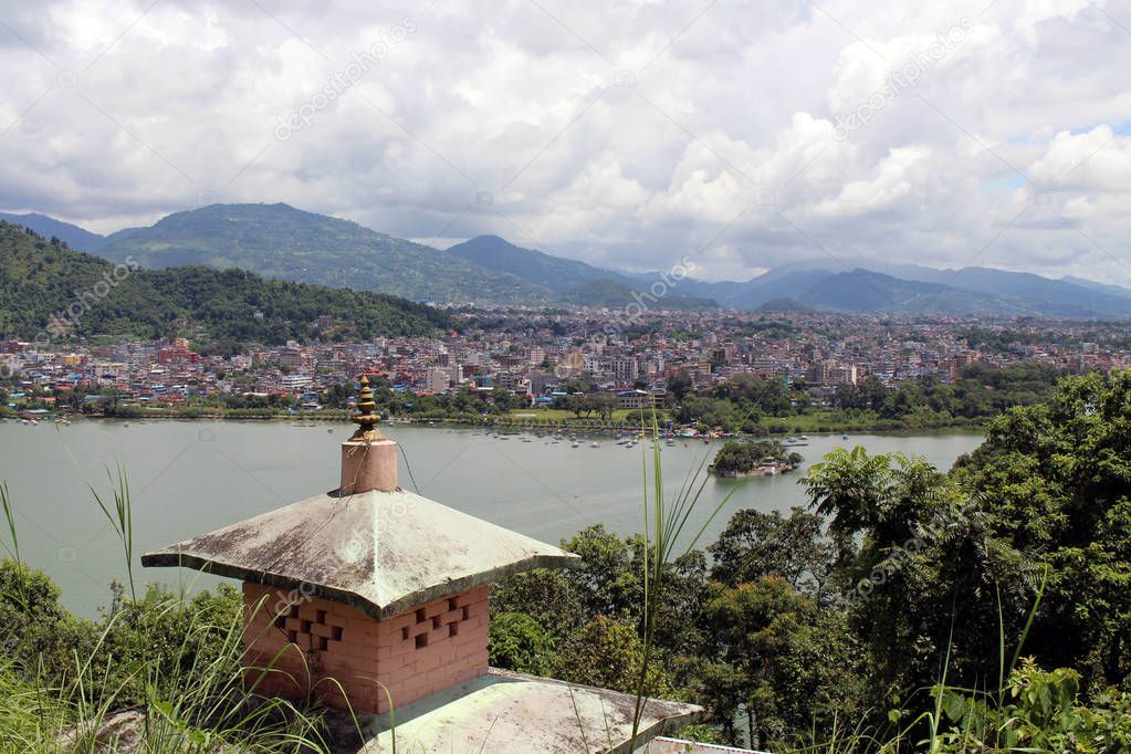 Pokhara ciudad y el lago Phewa como se ve en el camino hacia la Pagoda ...