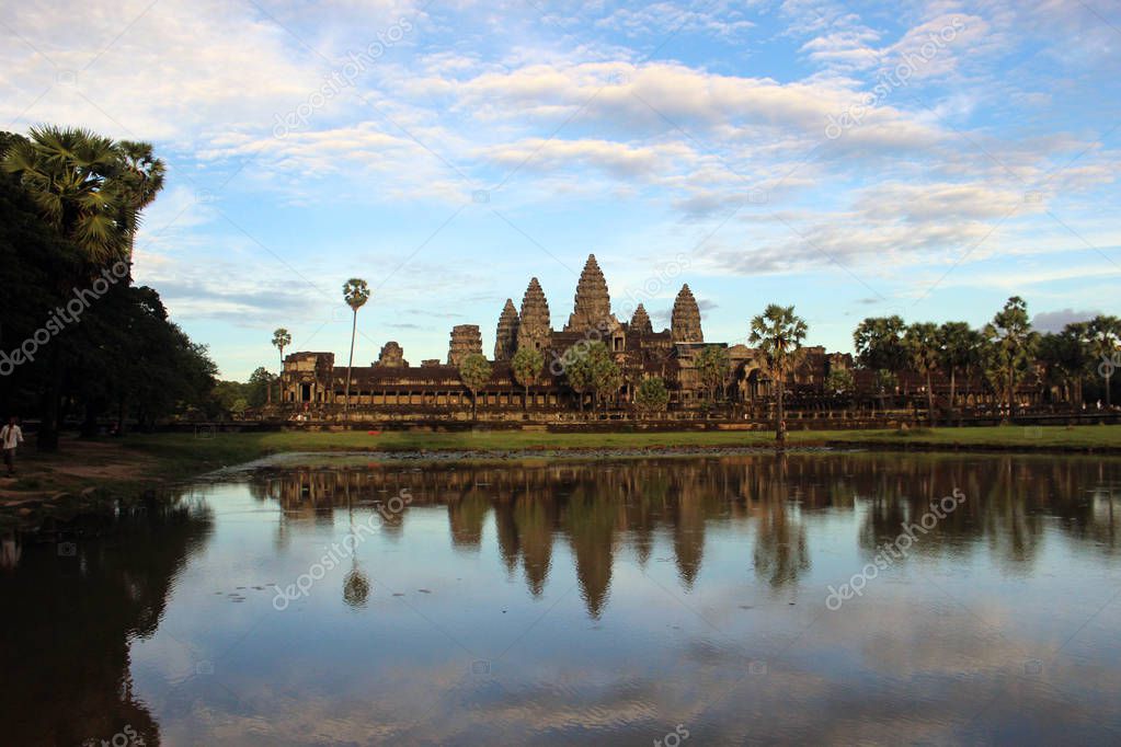 La vista alrededor de Angkor Wat y su reflejo. Un destino esencial en ...