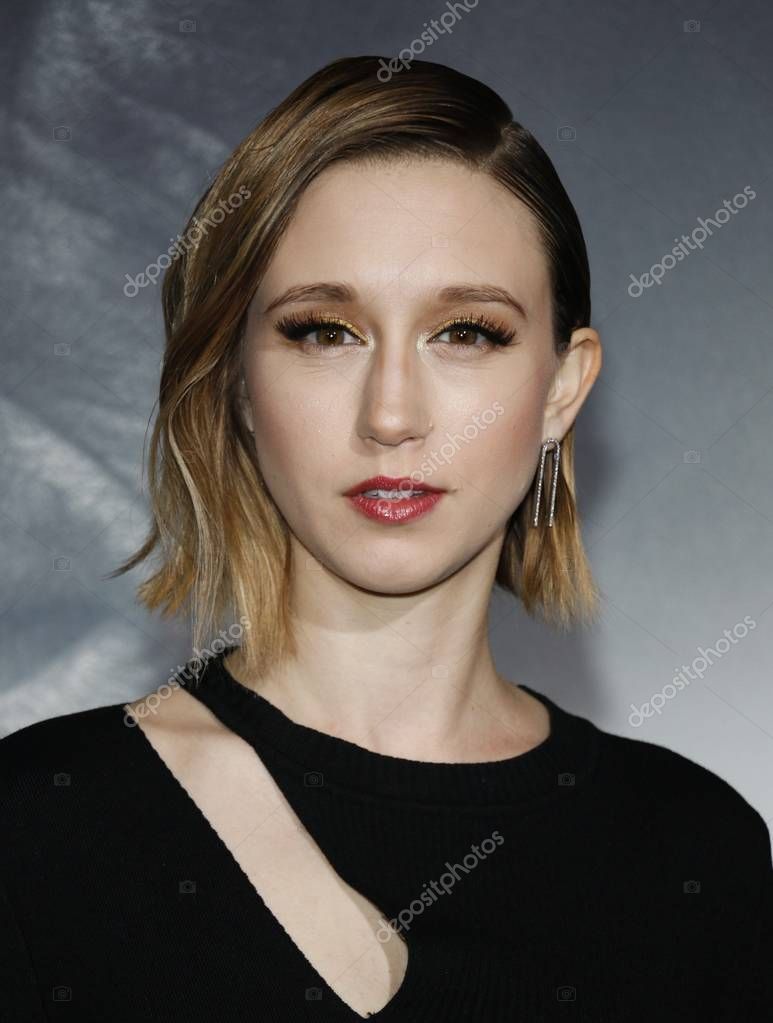 Taissa Farmiga a las llegadas para THE MULE Premiere, Regency Village ...