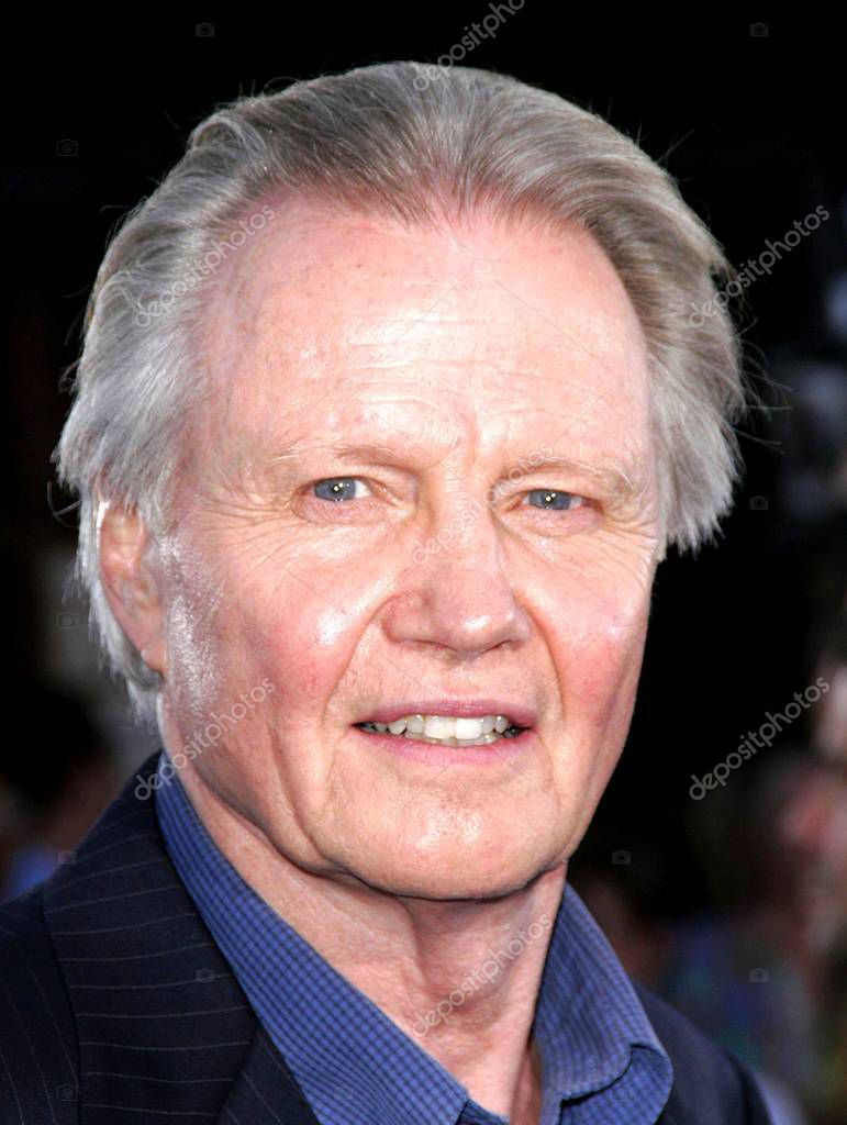Jon Voight en las llegadas para el estreno de TRANSFORMERS por ...