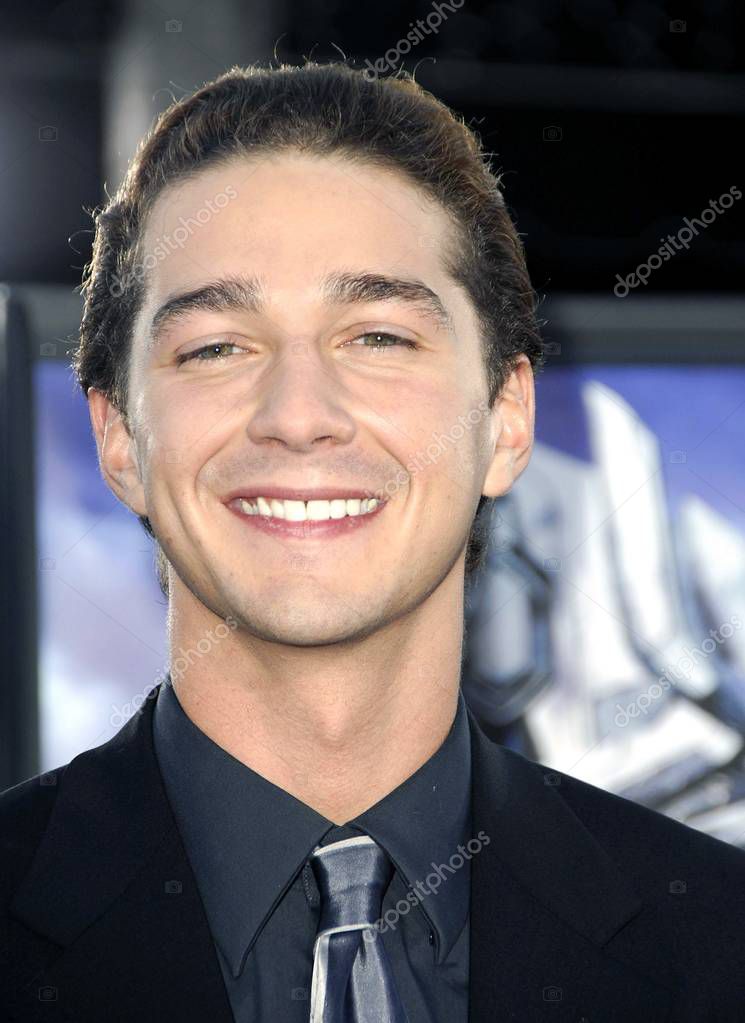 Shia LaBeouf en las llegadas para Paramount Pictures Estreno de ...