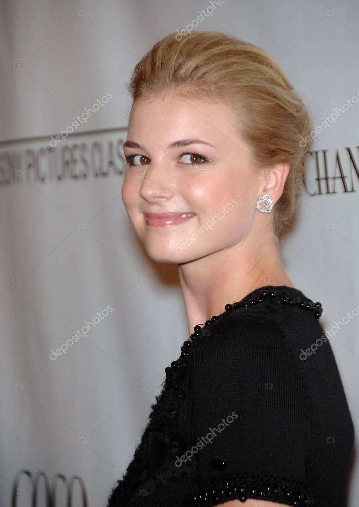 Emily VanCamp a las llegadas para COCO ANTES DE CHANEL Premiere ...