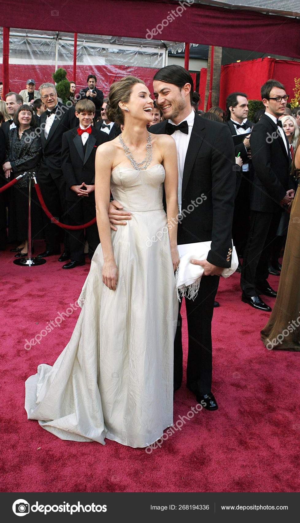 Keri Russell Vistiendo Vestido Nina Ricci Joyas Stern Shane Deary ...