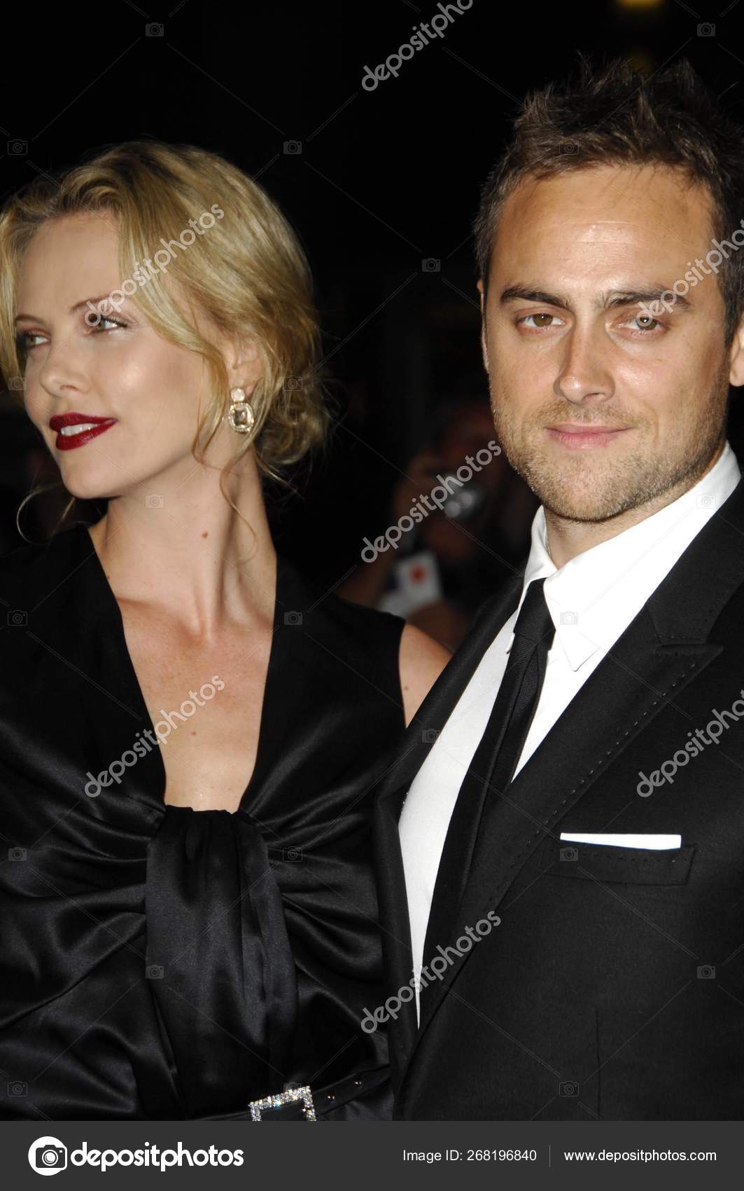 Charlize Theron Stuart Townsend Arrivals Premiere Valley Elah Arclight ...