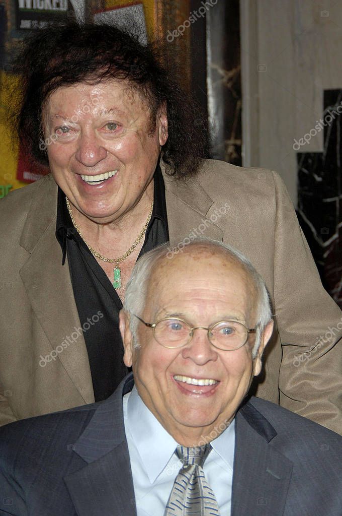 Marty Allen, Johnny Grant (sentado) a las llegadas de Linda Hopkins ...
