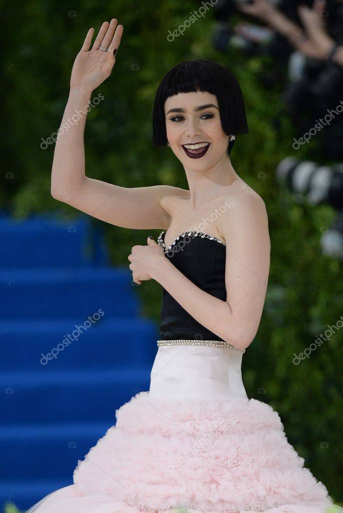 Lily Collins en las llegadas para Rei Kawakubo & Comme des Garcons Costume Institute Gala ...