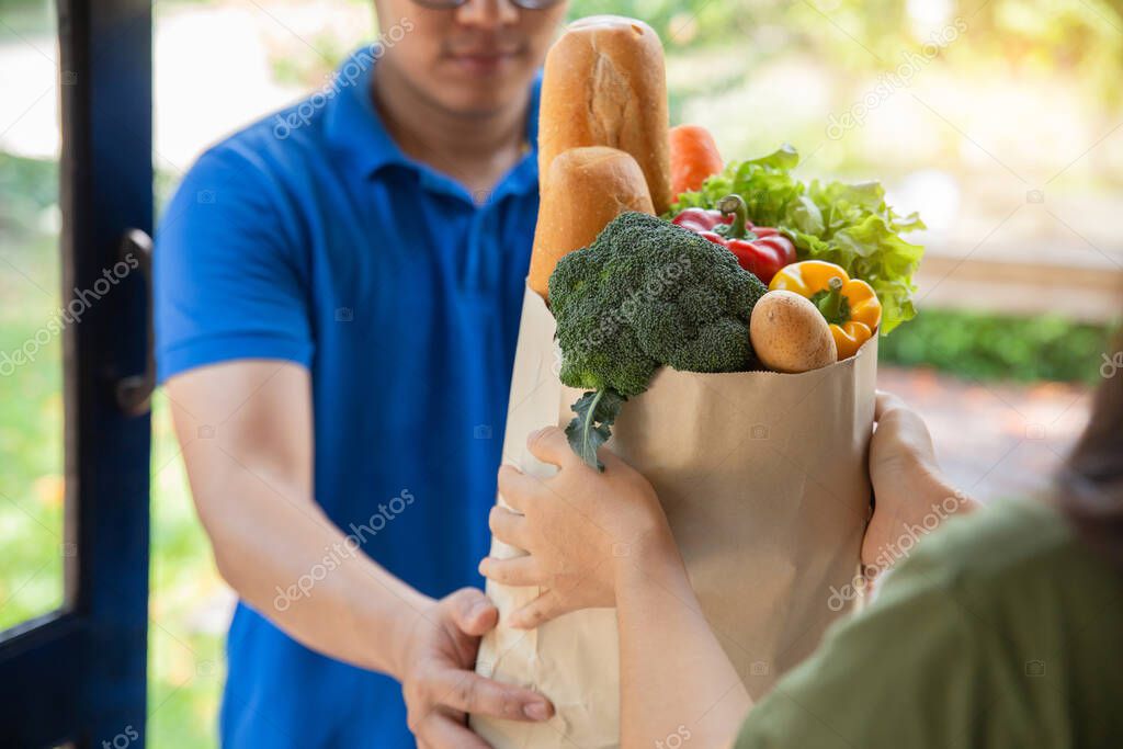 Entregar al hombre en uniforme azul bolsa de manipulación de alimentos ...