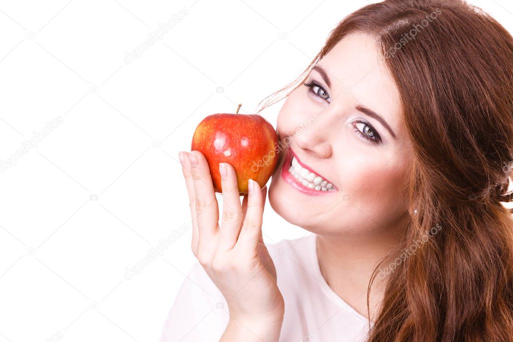 Mujer sosteniendo fruta roja de manzana en la mano cerca de la cara ...