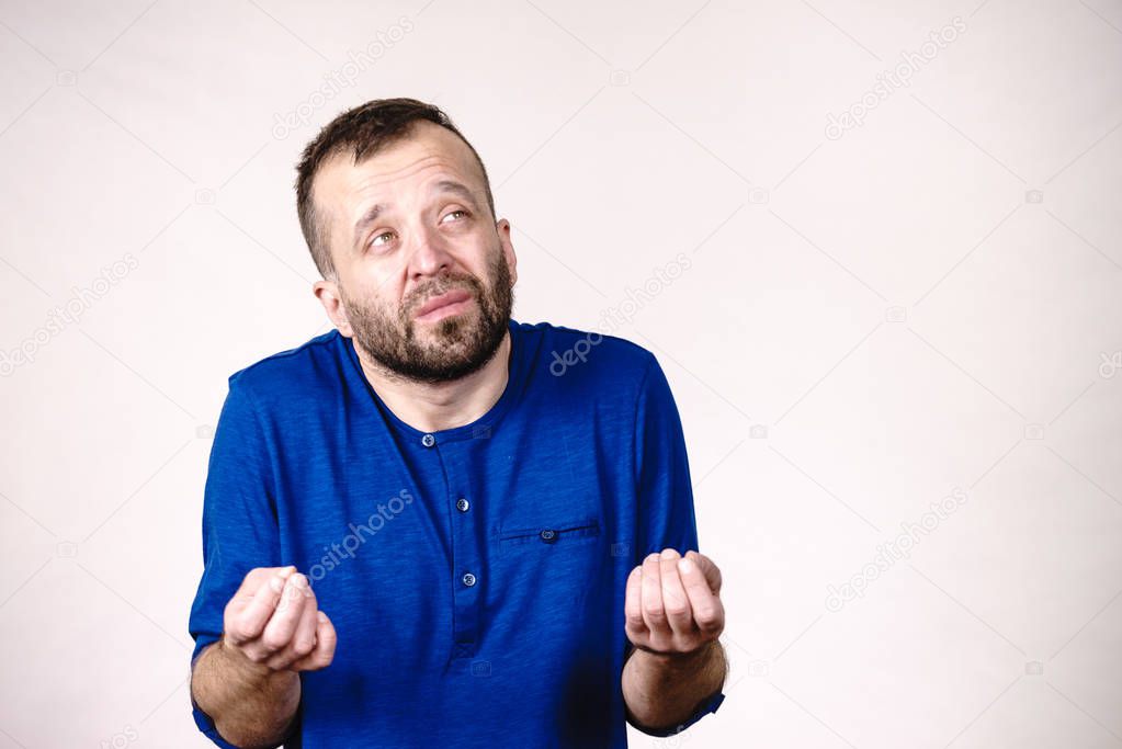 Un tipo gracioso mostrando expresión facial. Hombre rogando por algo o ...