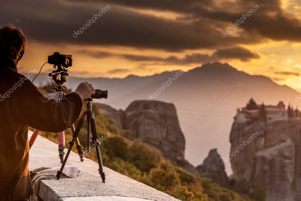 Turista hombre con cámara profesional en trípode tomando fotos de vídeo ...