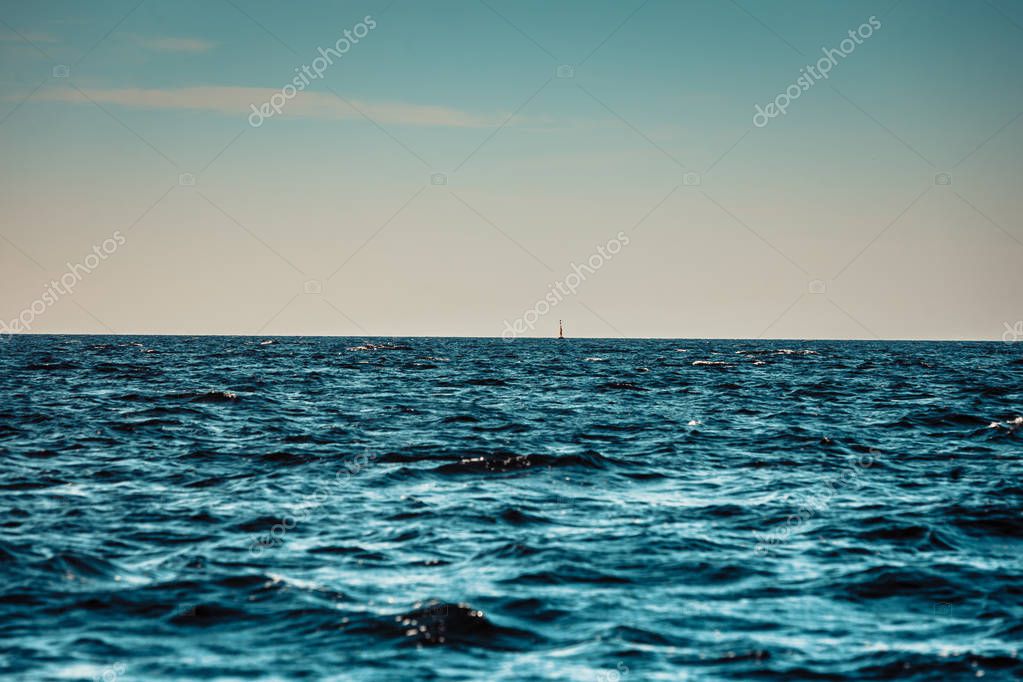 Paisaje marino azul, idílico chupito de aguas tranquilas y boya de ...
