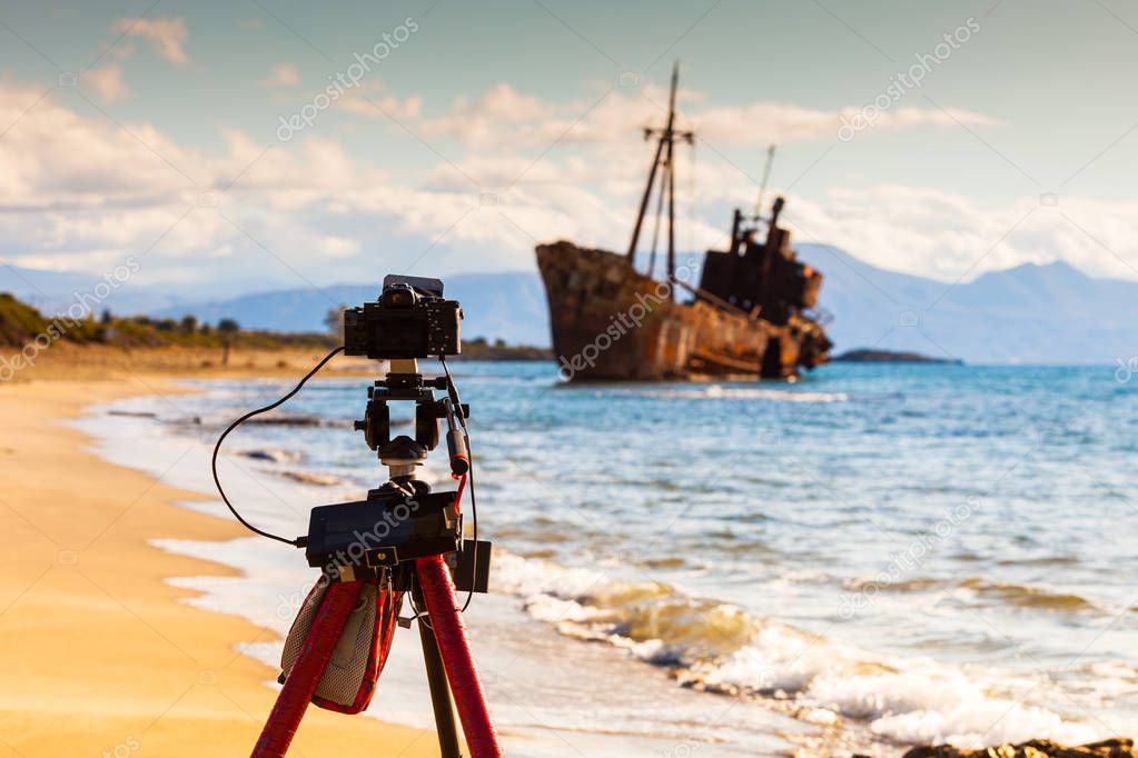 Cámara profesional en trípode tomando fotos de vídeo de la costa con ...