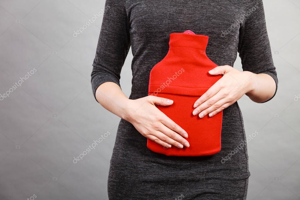 Mujer irreconocible con fuerte dolor de estómago. Las hembras sufren de ...