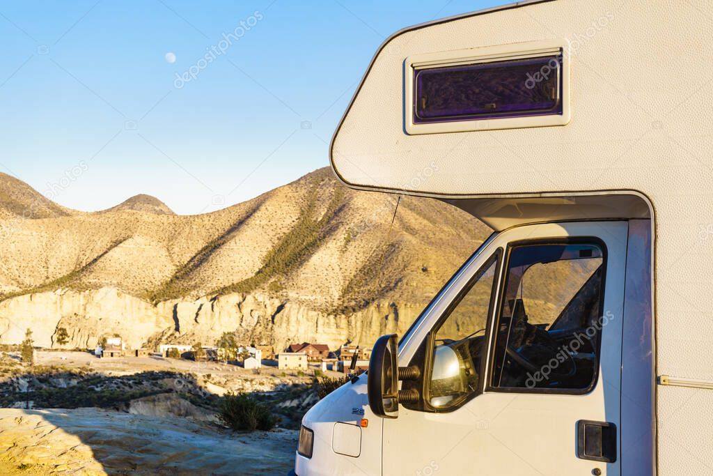 Vehículo de caravana acampando en el desierto de Tabernas. Pueblo de ...