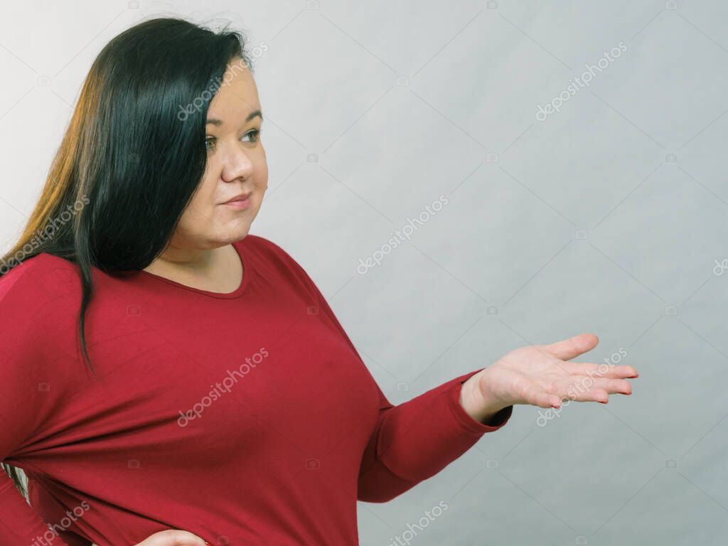 Además mujer tamaño confundido busca una solución. Mujer adulta ...