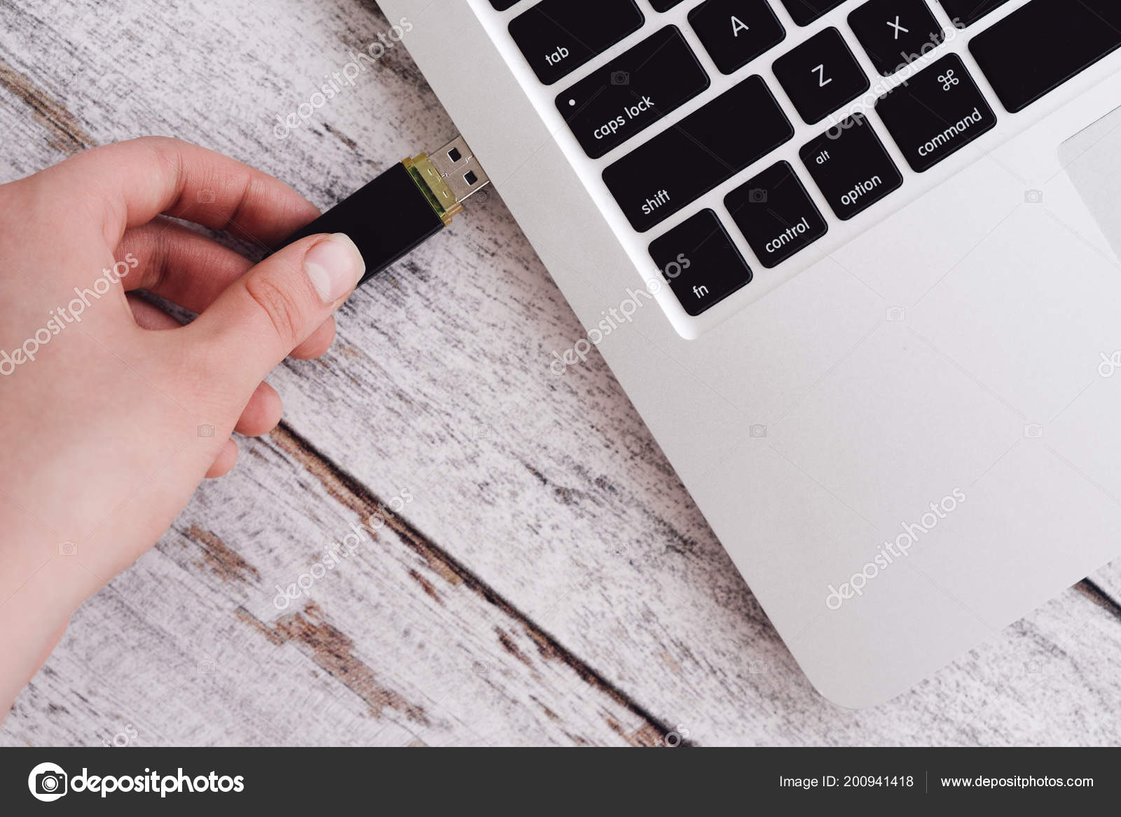 Woman Hand Entering Inserting Usb Flash Laptop Computer — Stock Photo © Ledecollage #200941418
