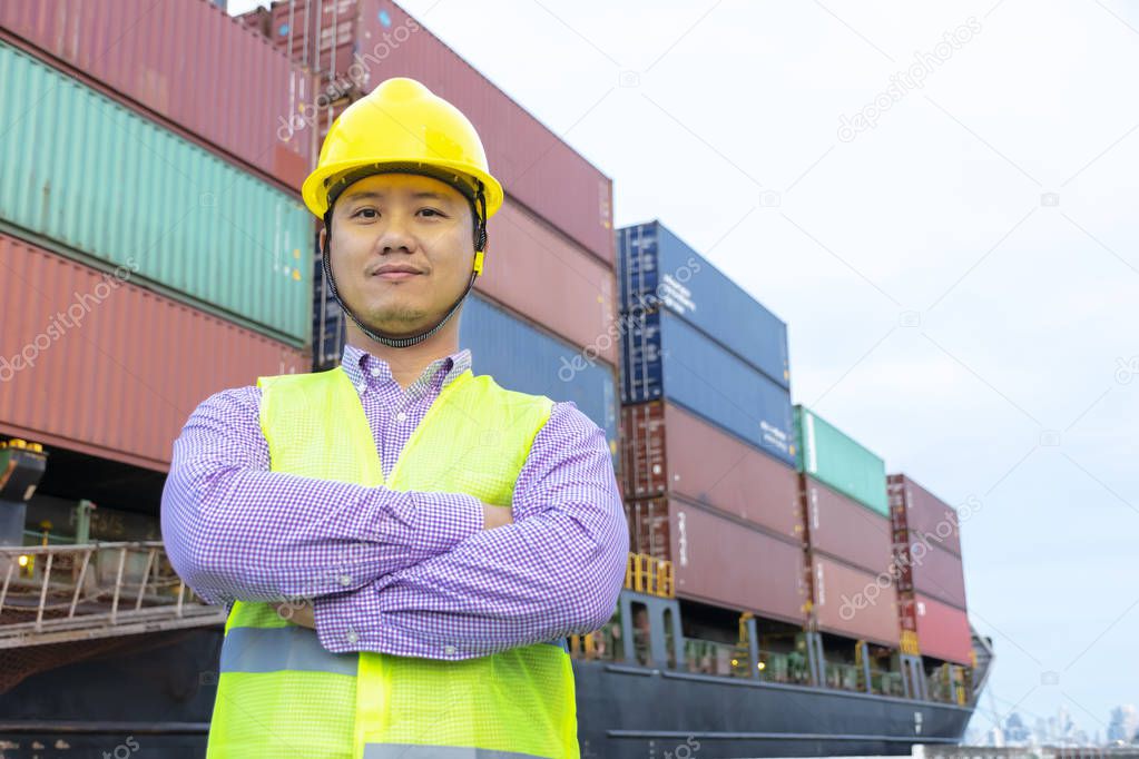 Funcionarios expertos están comprobando. El transporte marítimo de ...