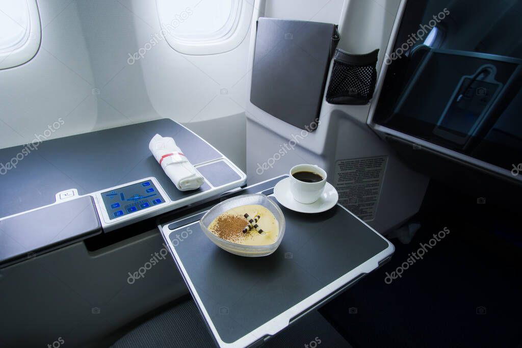 Café y postre servido a bordo de un avión de clase ejecutiva 2024