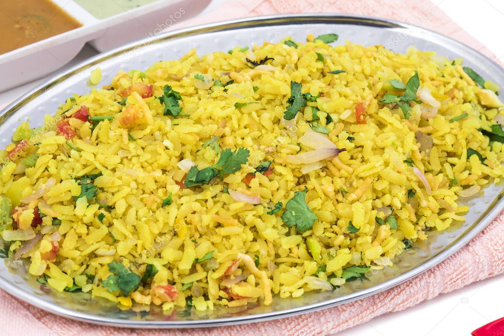 Plato de desayuno indio Poha también conocido como Pohe o Aalu poha ...