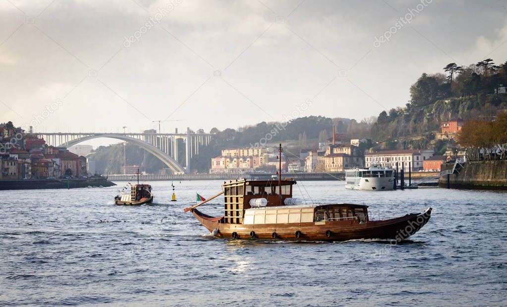 Un barco rabelo navega a lo largo del río Duero. con el casco antiguo ...