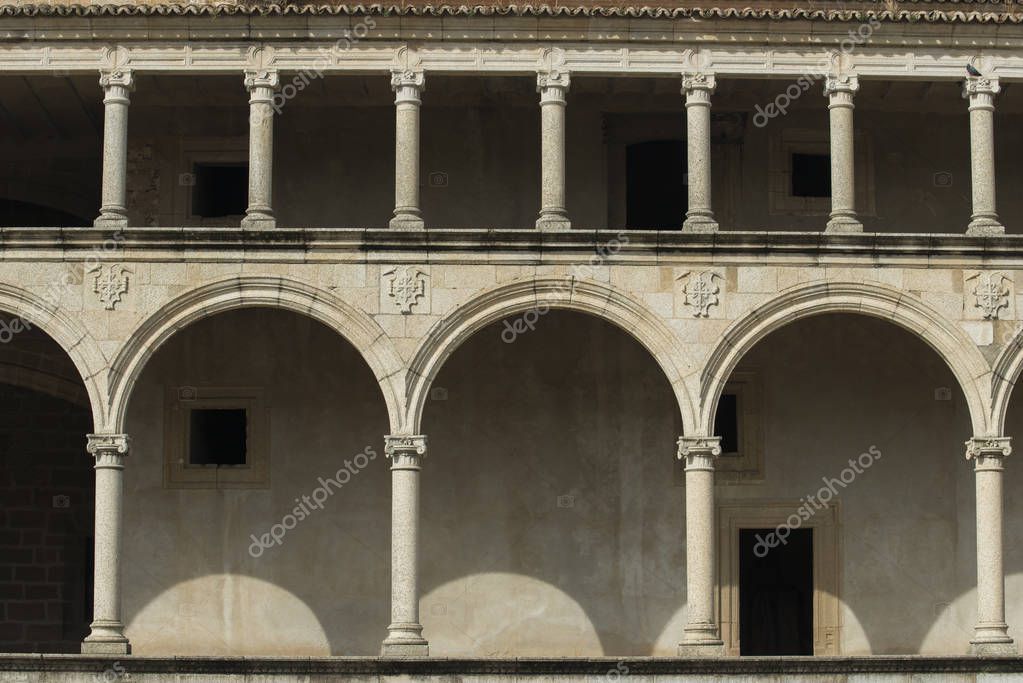 arcos en la antigua fachada del edificio a la luz del sol 2022