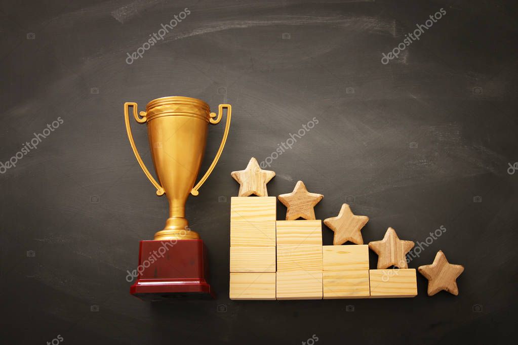 concepto de la imagen de establecer un objetivo de cinco estrellas. aumentar la calificación o ...