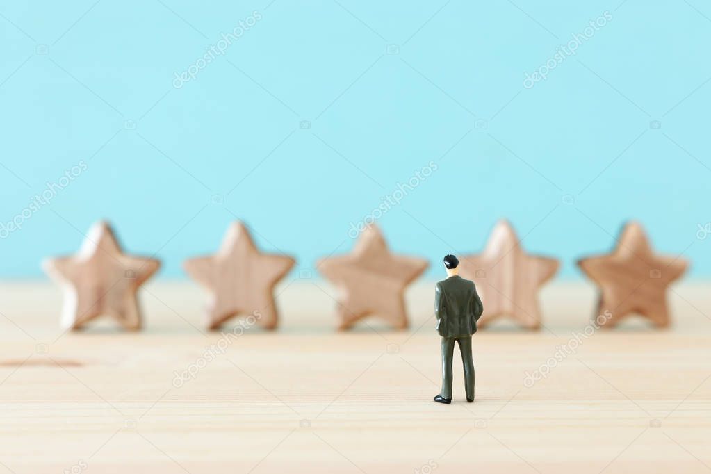 concepto de la imagen de establecer un objetivo de cinco estrellas. aumentar la calificación o ...