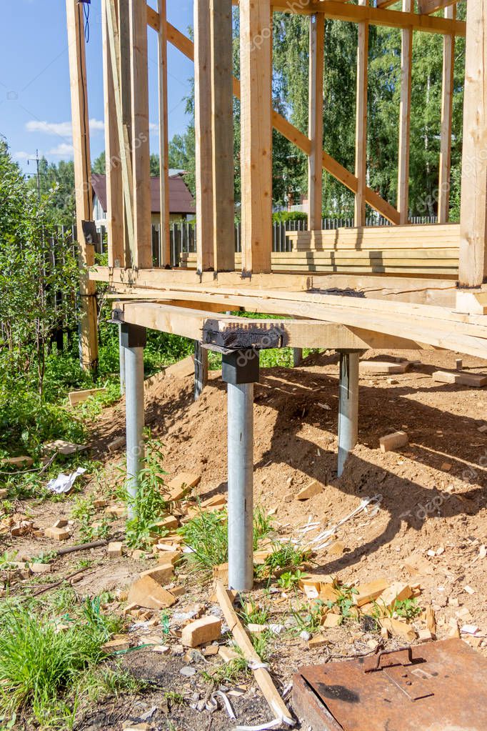 marco interior de madera de una nueva casa en construcci n, arquitectura residencial palo ...