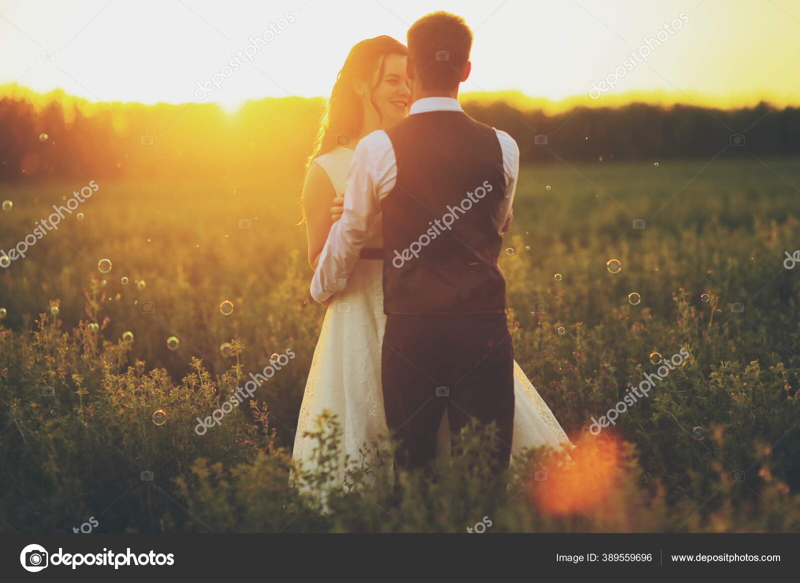 Los Novios Felices Abrazan Parque Atardecer Boda Concepto Amor Feliz ...