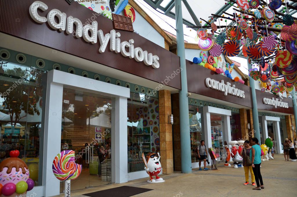 SINGAPUR -23 JUN 2018:: Colorida modelo de caramelo colgando de un árbol modelo en la tienda ...