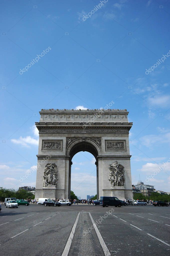 PARÍS, FRANCIA-JUL 23, 2018: Arco del Triunfo en París, uno de los monumentos más famosos. El ...